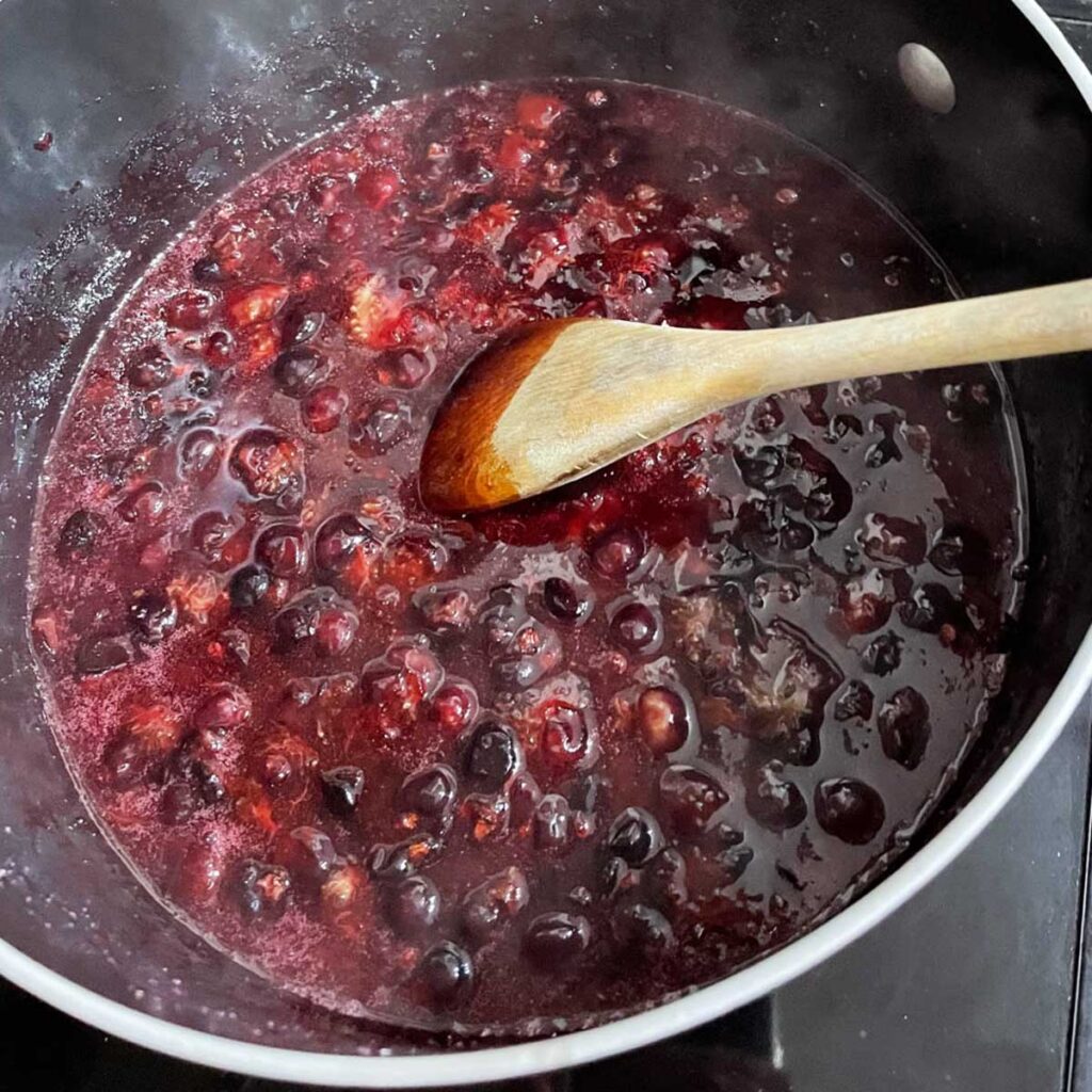No Churn Blackcurrant Ice Cream - Farmersgirl Kitchen