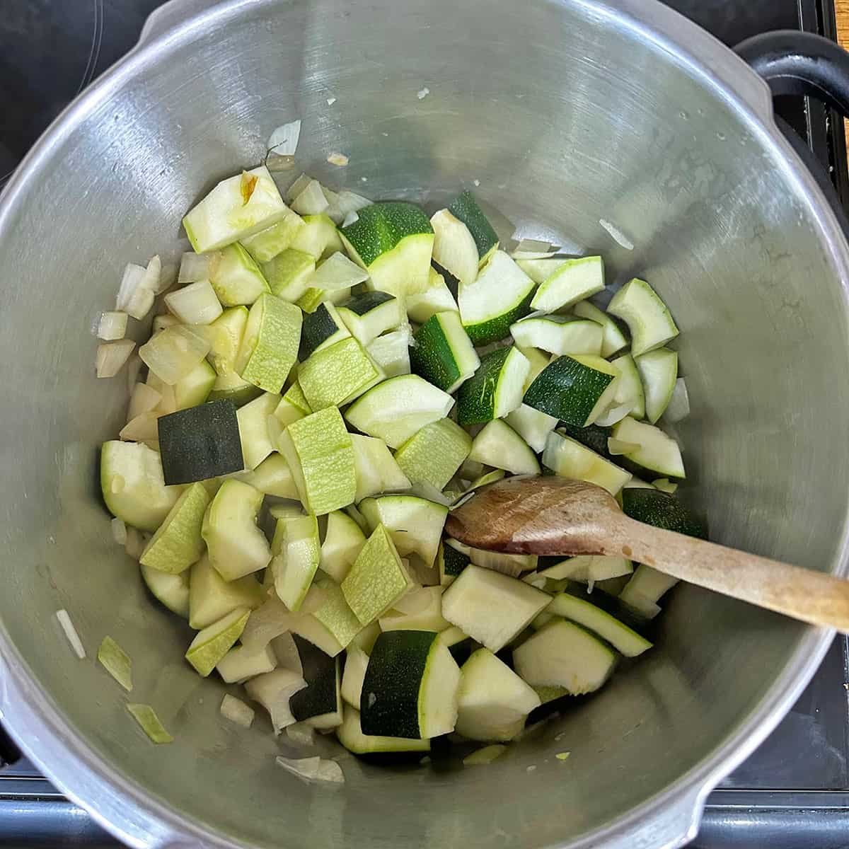 Courgette Pea and Mint Soup - Farmersgirl Kitchen