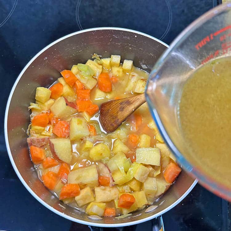 Chunky Vegetable Soup (WW2 Ration Recipe) - Farmersgirl Kitchen